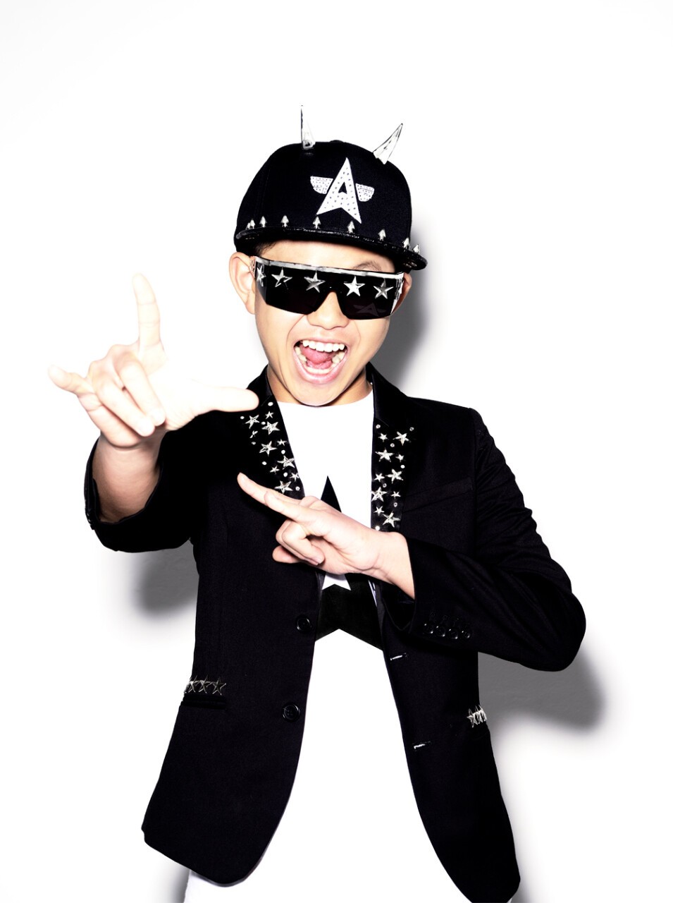 iFLYER: 12才のスーパーキッズDJとして話題のDJ☆AkirA、オリジナル楽曲リリース決定